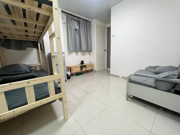 旺角地鐵口全新裝修 2個房一個廳350呎 大房大廳乾淨整潔 6張床 - Hong Kong