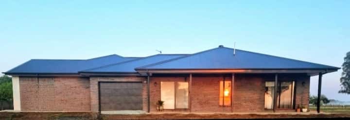 New Unit With Access To Pool. K + Q Beds Sleeps 4. - Echuca