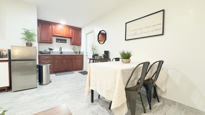 New Modern Guest House • Fast Wifi + Parking - Lancaster, CA