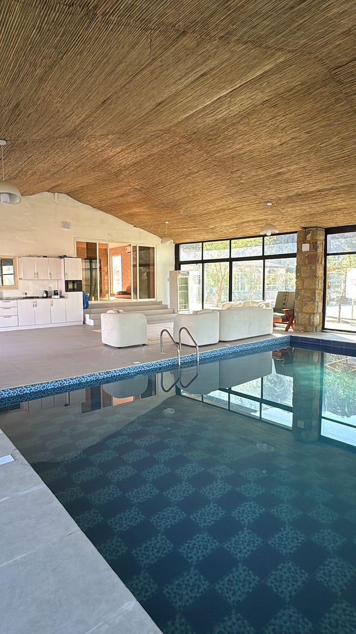 فيلا تحت ظلال النخيل و الجبال - アラブ首長国連邦