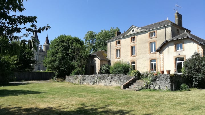 Maison Noble Dans Le Parc D'un Château - Beaupréau