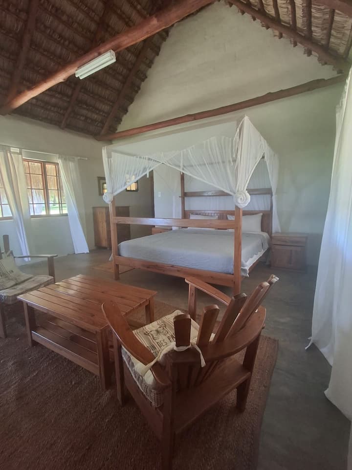 Bungallow Nr 1 King-size Bed En-suite - Mozambique