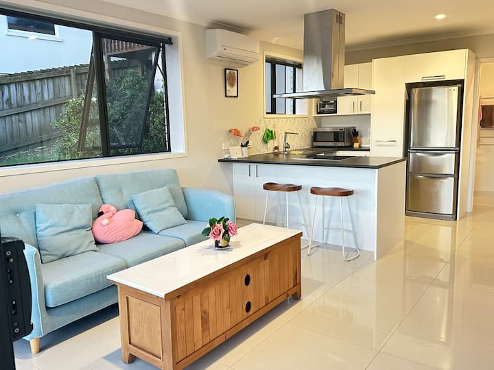 Fairview Heights Sunny Deck Retreat - Auckland