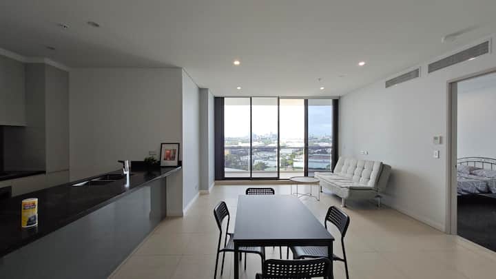 High Rise 3br & 2 Bath Close To Shops & Transport - 