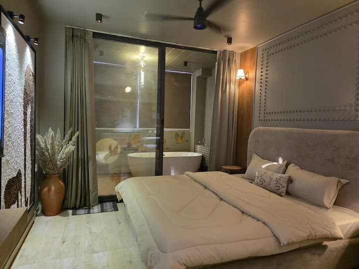 Ikigaii Stays ~ Rustic Studio Charm • Private Tub - Jaipur