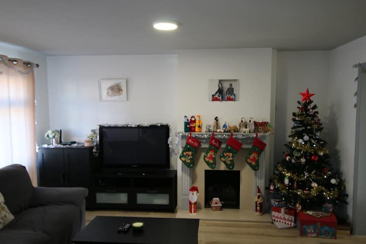 Cozy 3-bed Terraced Home With Garden – Collier Row - Romford