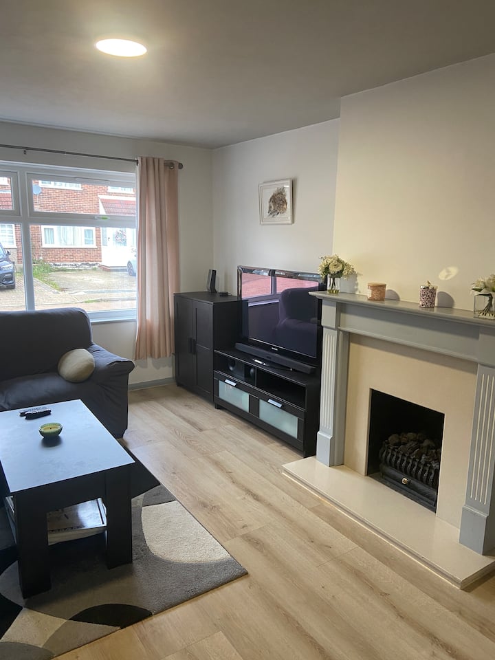 Cozy 3-bed Terraced Home With Garden – Collier Row - Romford