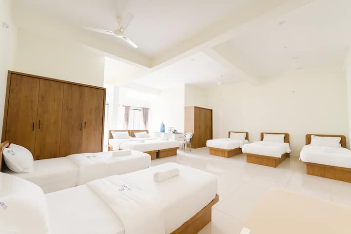 Savi 8 Bed Family Dorm - Chikmagalur