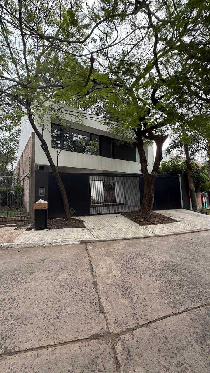 Descanso Y Comodidad: Dpto. Amplio Con Cochera - Resistencia