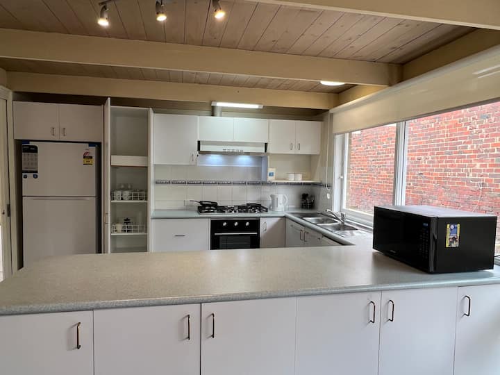 Entire Home In Ashwood! - Box Hill