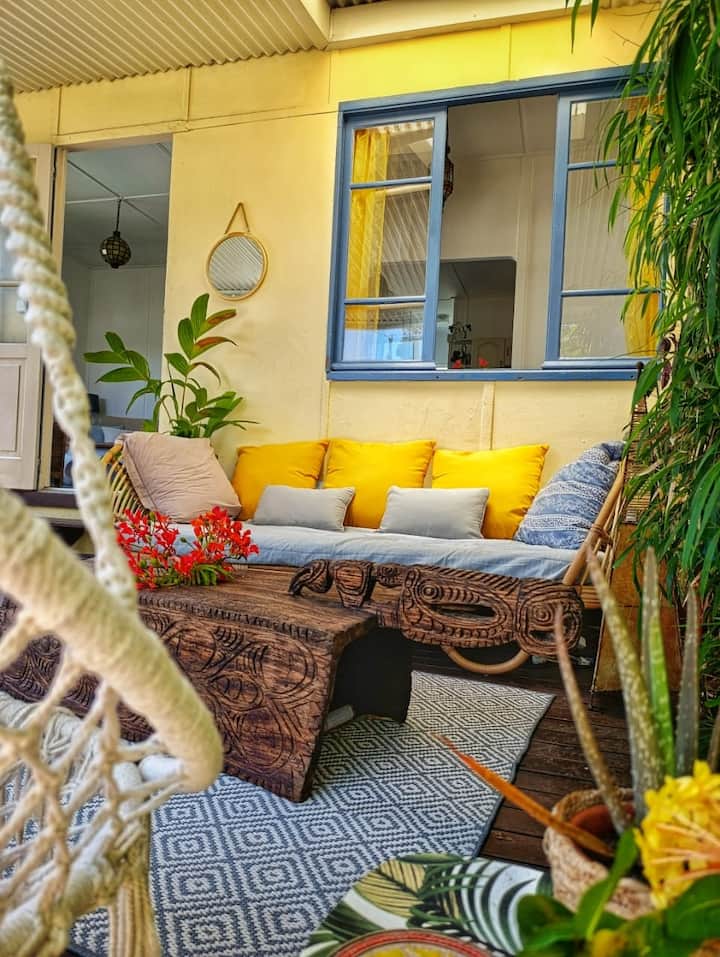 F2 Et Studio Au Motor Pool - Nouméa