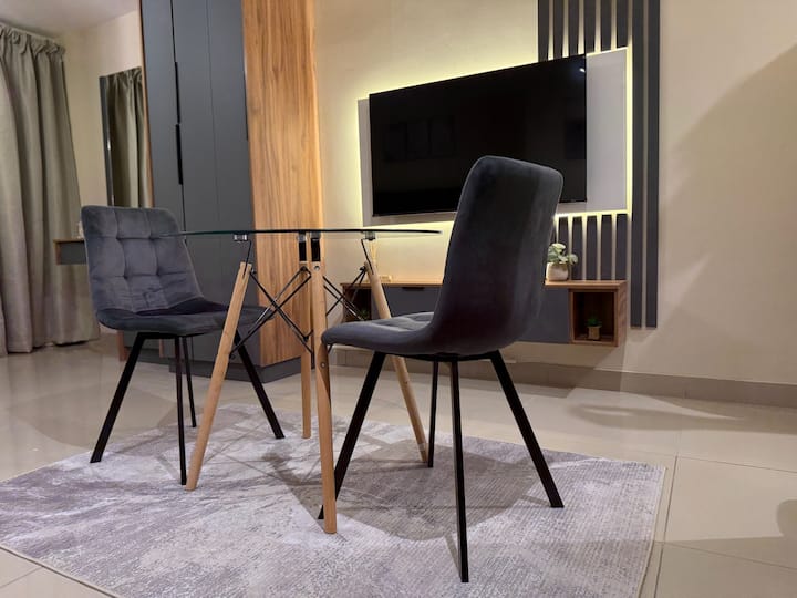 Modern Umhlanga Apartment | Aircon | Heated Pool - Umhlanga