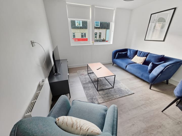 Executive Apartment In Prime Town Centre Location - Swindon