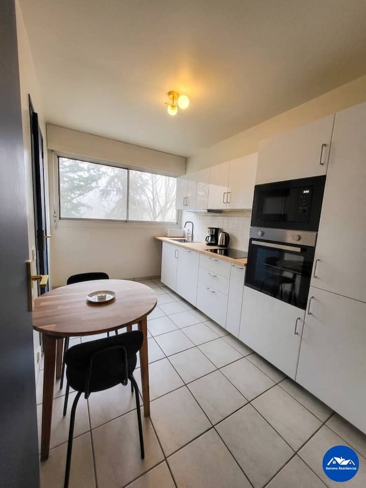 Stylish Renovated Apartment • Spacious • Central - Ferney-Voltaire