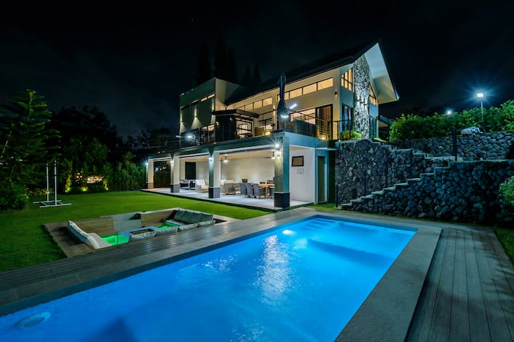 The Alpine Luxe Villa: Luxury Stay W/ Pool & Games - Tagaytay