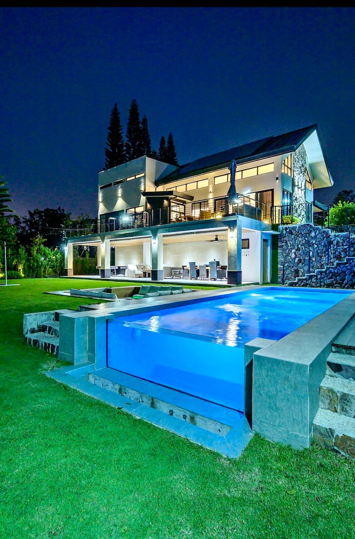 The Alpine Luxe Villa: Luxury Stay W/ Pool & Games - Tagaytay