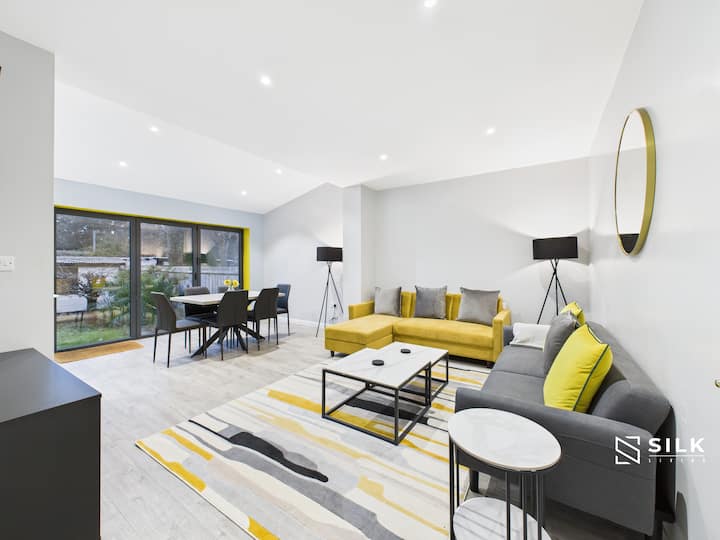 Refurbished 4-bed | Open-plan Living | Sleeps 10 - Portsmouth