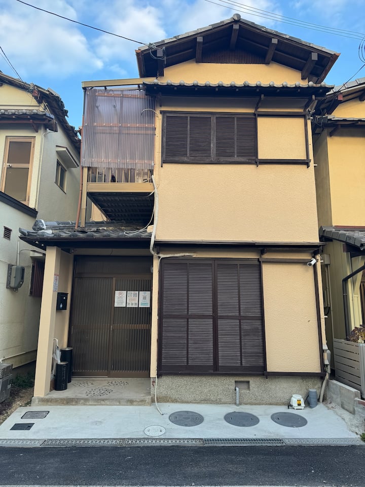 関空近く新装 ・2階フロア貸切・寝室2室・最大4名・リビング付き・駅徒歩3分・コンビニ徒歩2分 - Sennan