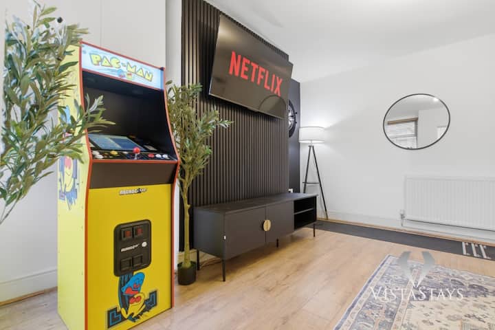 Lovely 4 Bedroom House W/ Pacman & Darts - Manchester