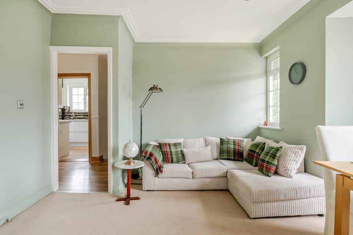 Surrey's Charming Modern Maisonette With Parking - Woking