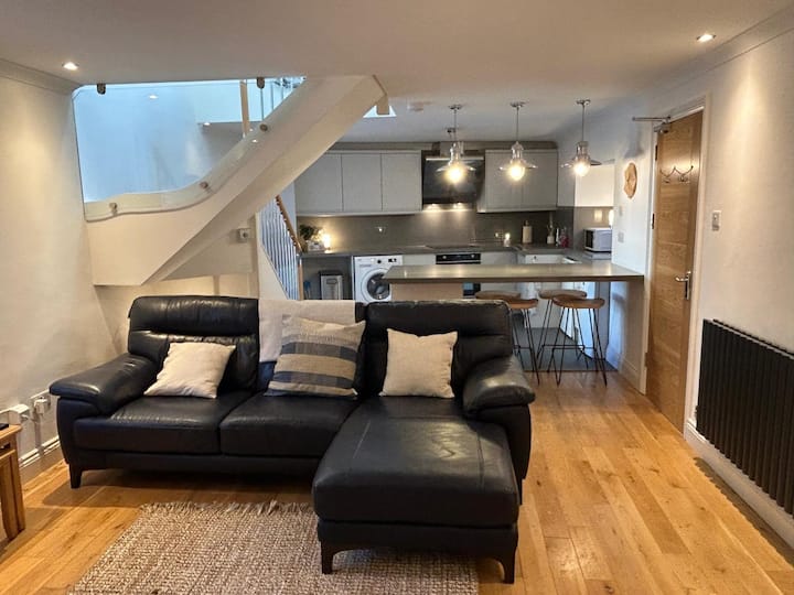Modern 2-bedroom, Split-level Apartment In Tenby - 屯貝