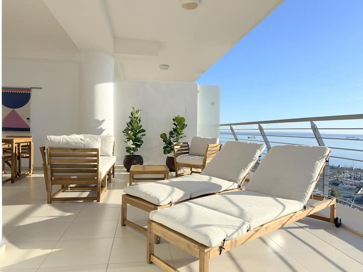 Breathtaking Sea And Marina View City Center 2 Bdr - Larnaca