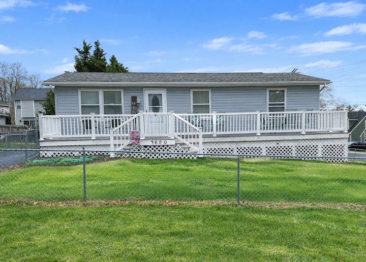 4br North Beach Home W/ Decks, Firepit & Game Room - North Beach, MD