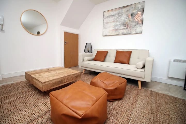 Rustic Retreat Opposite Stadium - Free Parking! - Barry