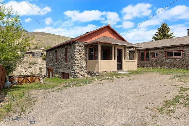 Yellowstone Riverview Stone Cottage - Yellowstone National Park