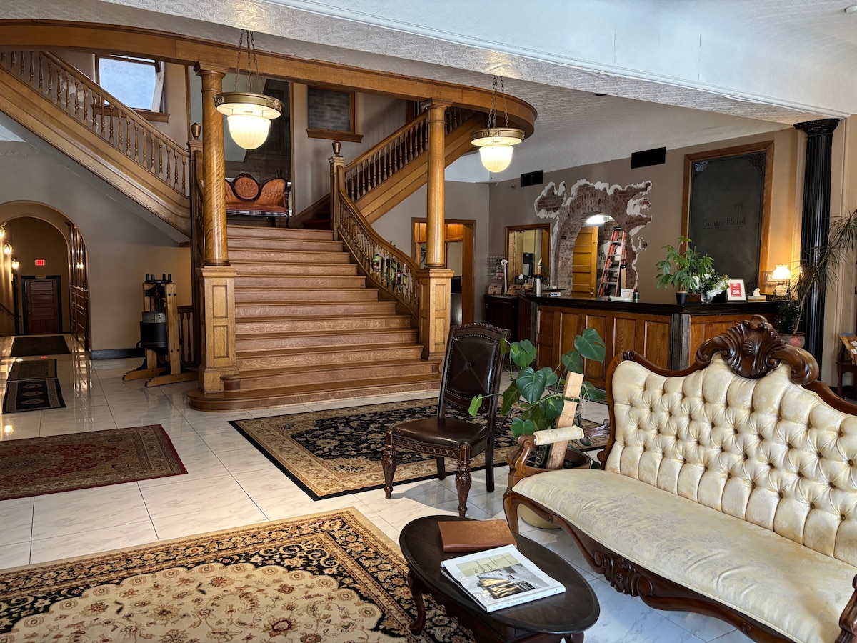 Historic Hotel Gunter - Room 307 - Hotels for Rent in Frostburg ...