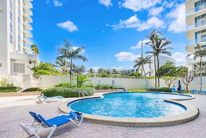 Beachfront Condo W/pool, Gym & Direct Beach Access - Hollywood, FL