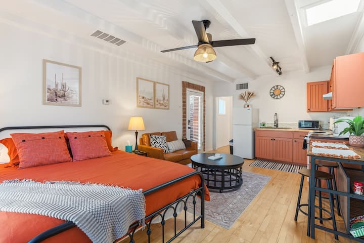 Walk To Uofa | No Cleaning Fee | Bright Studio - Tucson, AZ
