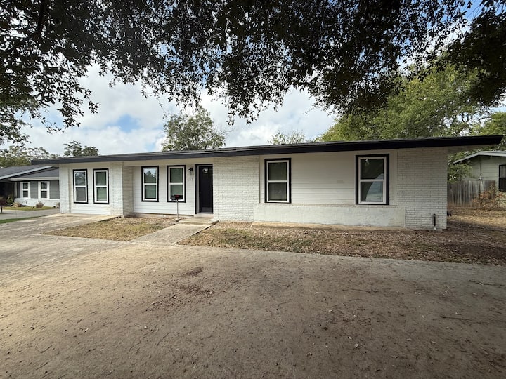 "The Pickwell" Renovated, Game Room, Pool - Mission del Lago - San Antonio