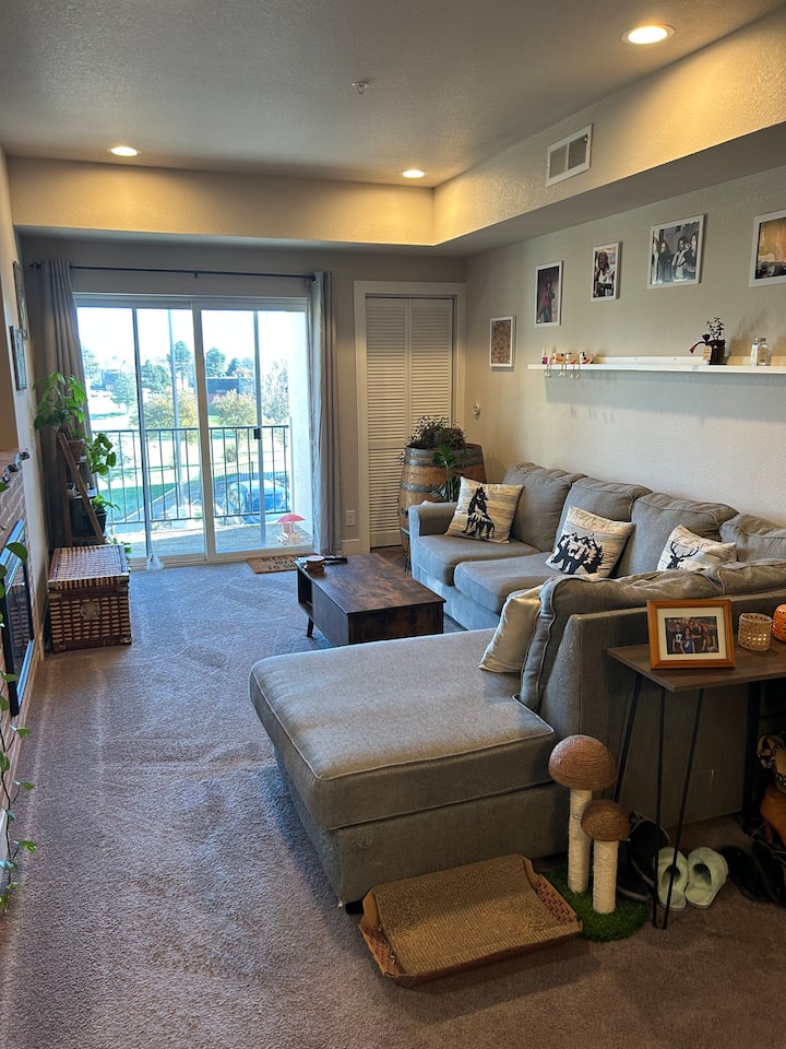 Condo Near The Mountains - Thornton, CO