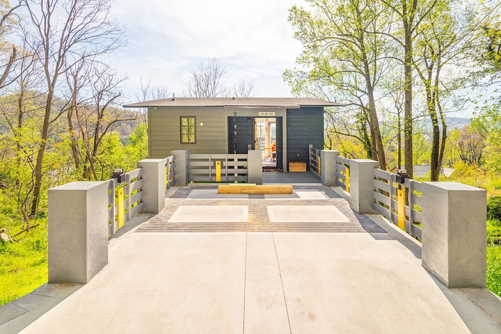 Sunrise Treehouse Near Downtown Asheville - Asheville, NC