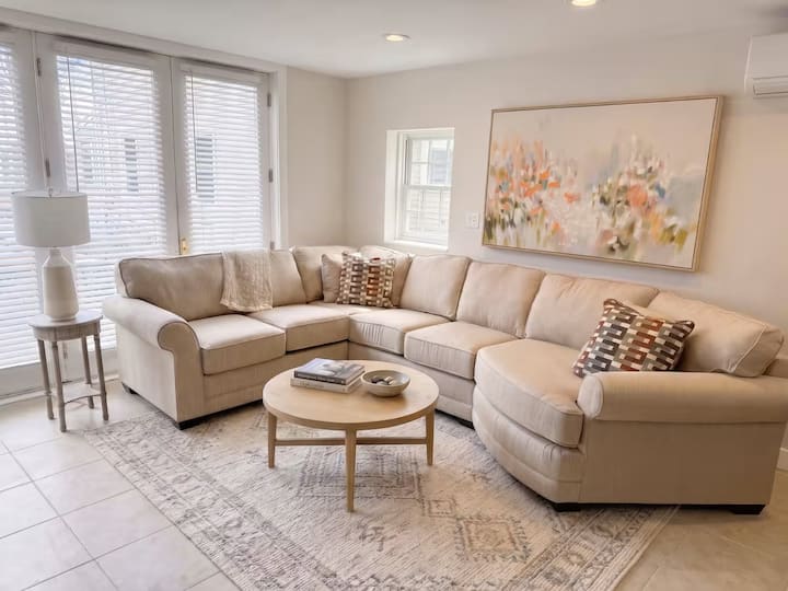 Spacious Coastal 4br Retreat Walk To Beach & Pier - Old Orchard Beach