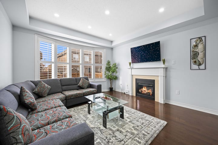 Cozy 3br Retreat | Foosball & Lounge Chair - Brampton
