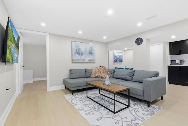 Snowflake Hideout: Modern Comfort - Oshawa