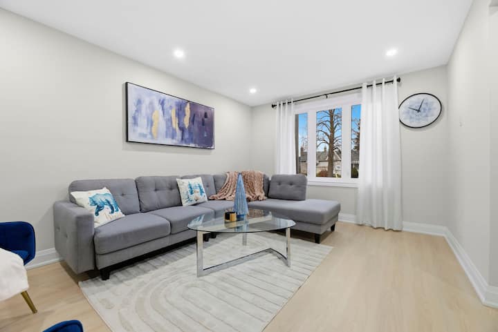 Snowflake Escape: Modern & Cozy - Oshawa