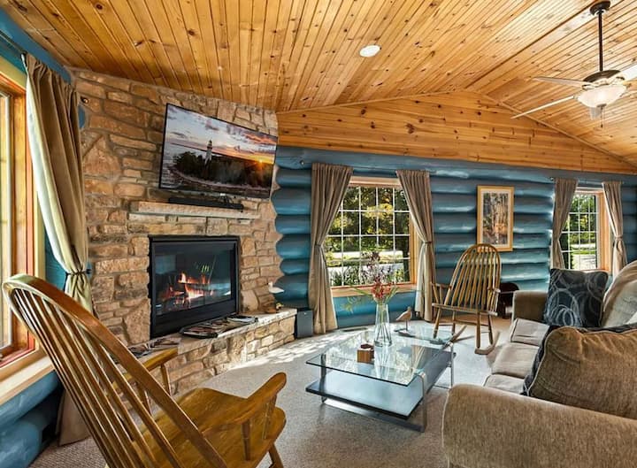 Fabulous Log Suite In Ephraim - Sister Bay, WI