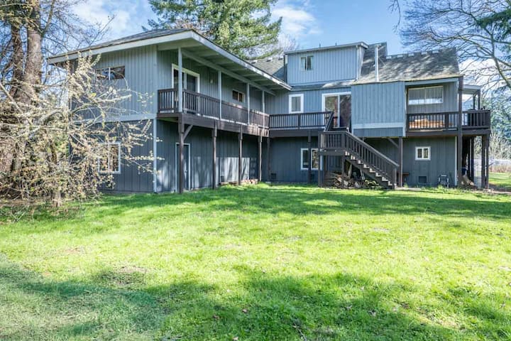 Family Pet Friendly Retreat With View - Snoqualmie, WA