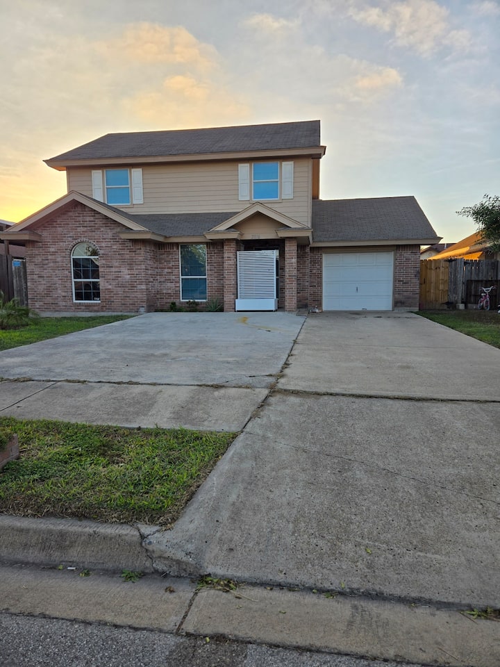 Close To Everything, 5 Bedroom House - Brownsville, TX