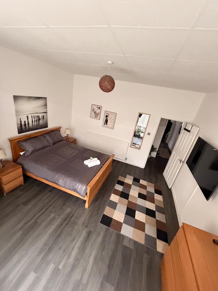 Cosy & Modern 2 Bedroom Apartment - Cardiff