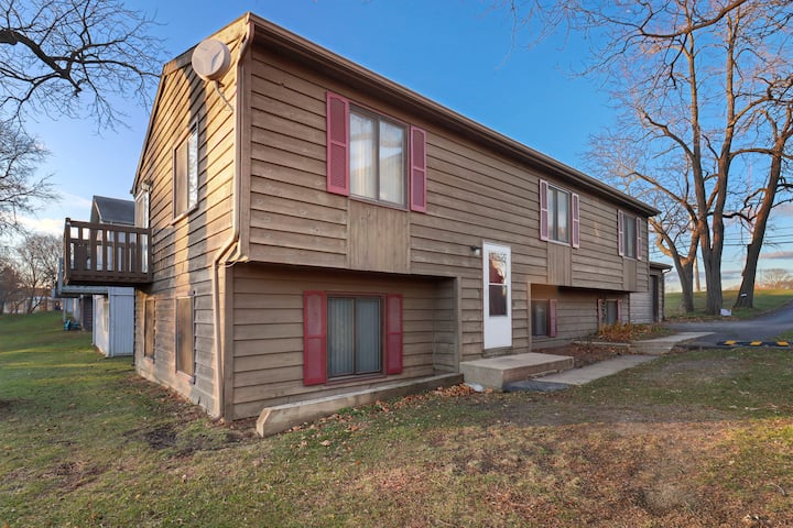 Spacious 6br Home • 2 Baths • Near Navy Base - Libertyville, IL