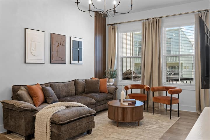 Luxe Atlanta Townhome With Balcony And Garage - Atlanta, GA