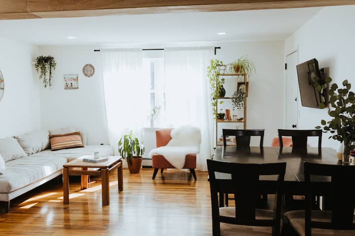 1 Mile From Beaches Walk Downtown - Newport, RI