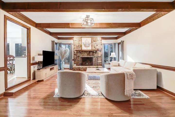 Group-friendly Cary Home W/ Fireplace | Sleeps 14 - Apex, NC