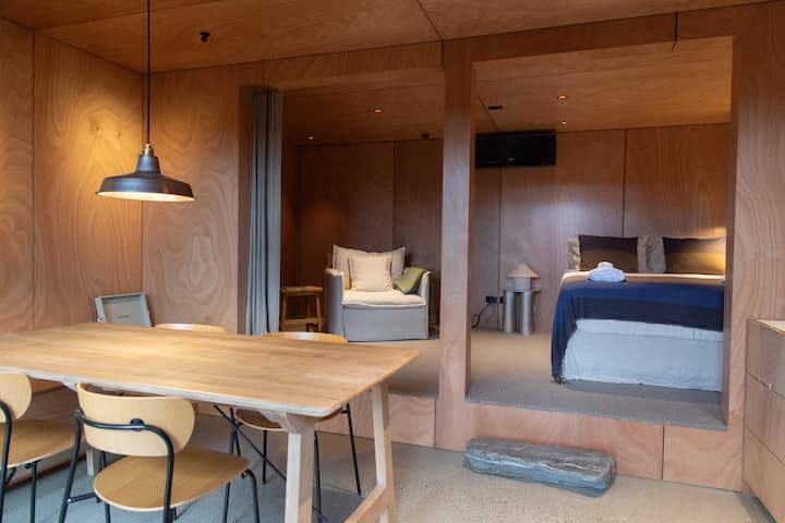 Luxury Treehouse Studio On Mt Iron - 와나카