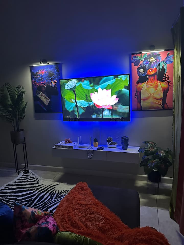 ~•Rainbow Retreat With Mountain Views •~ - Kingston, Jamaica