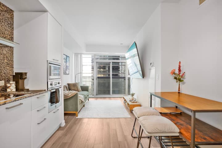 The Skyline Collection | Luxury Cn Tower Residence - Toronto